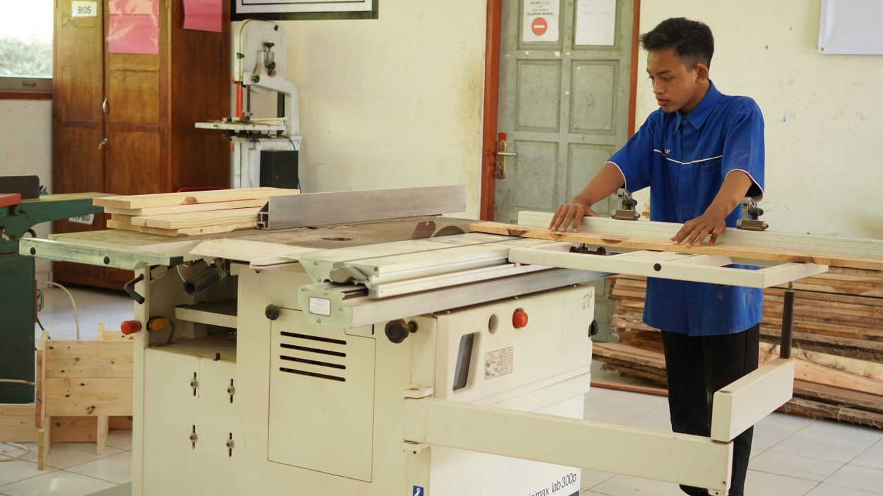 Jurusan-Kriya Kayu dan Rotan | SMKN1 KOKAP